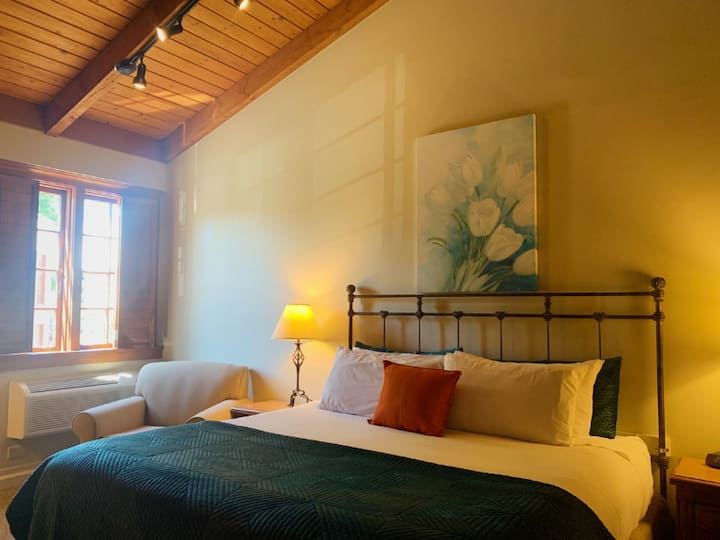 Spacious King Room In Charming Boutique Hotel! - La Conner, WA