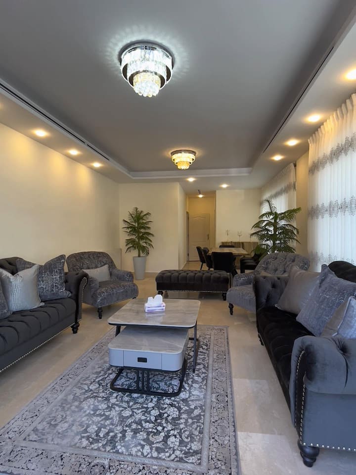 Stylish Abdoun Duplex W/ Indoor Pool & Terrace - Ammán