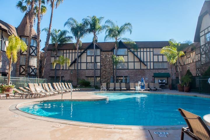 Near Disneyland | 2 Queen Beds | Anaheim Stay - Anaheim, CA