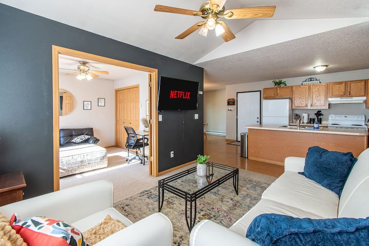 Near Downtown I Workspace I Smart Tv I Garage - Fargo, ND