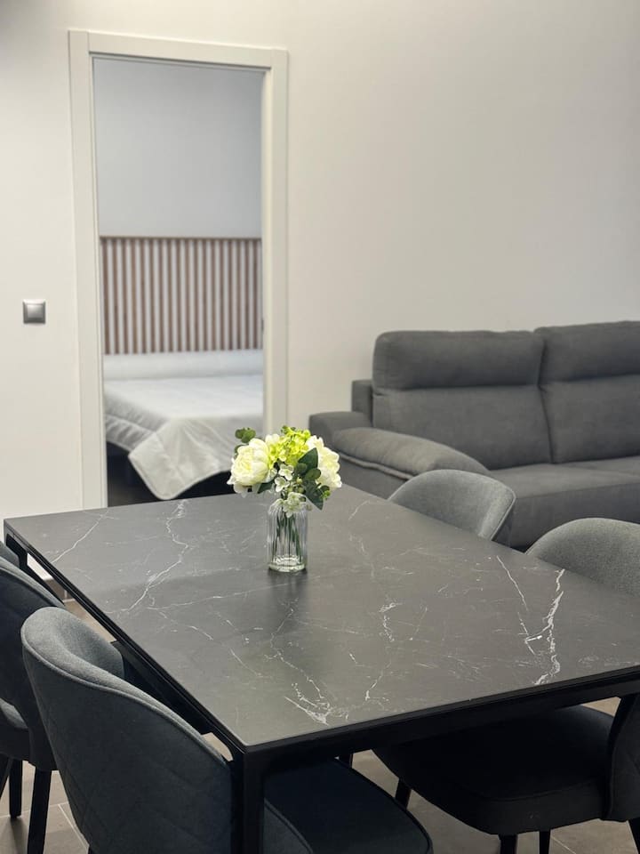 Apartamento De Diseño Con Piscina | Gran Vía - 