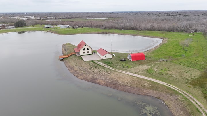 Lakeshore Estates – Lakefront Getaway (Sleeps 14) - Danbury, TX