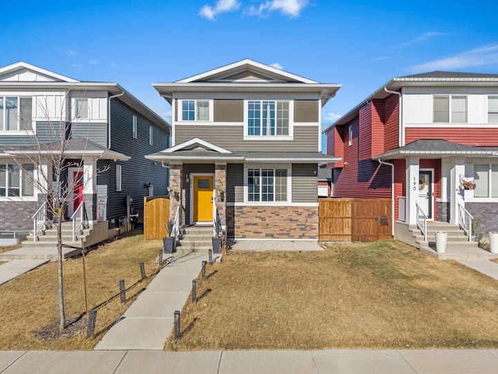 Cozy 5br Retreat Near Lake & Calgary - Chestermere