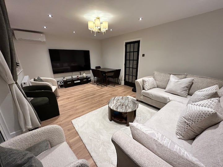 House In Windsor - Ev Charger & Free Parking - Bracknell