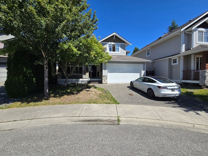 Roomy 4-bed Basement - Langley