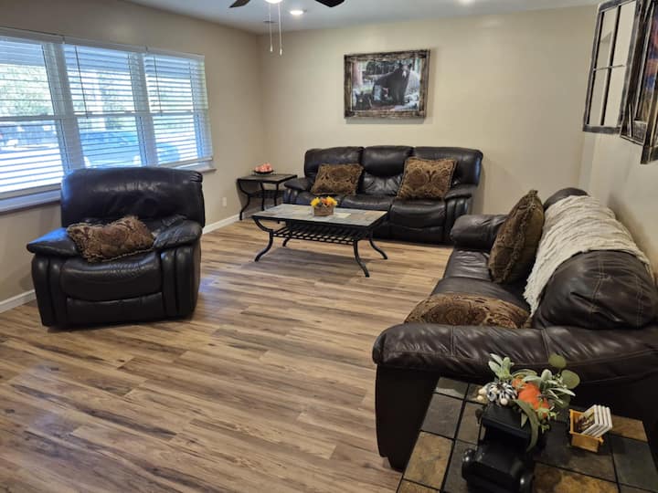 Reed's Riverside Retreatw/ 3 King Beds And Hot Tub - Sevierville, TN