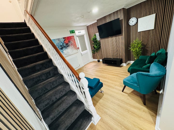 Charming Family House Near Town & Train Station. - Cooling Castle