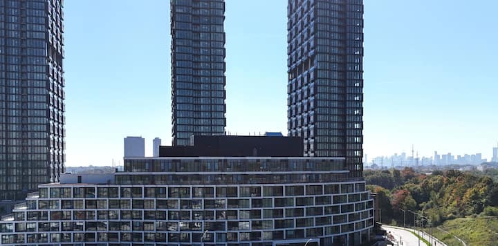 Relax & Recharge Modern 1br + Den-balcony-toronto - Toronto