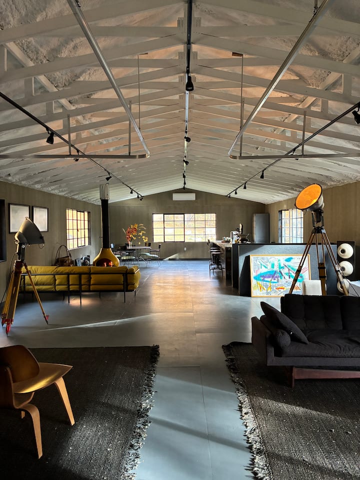 Upstate Modern Barn Loft, Fireplace & Chef Kitchen - Gardiner, NY