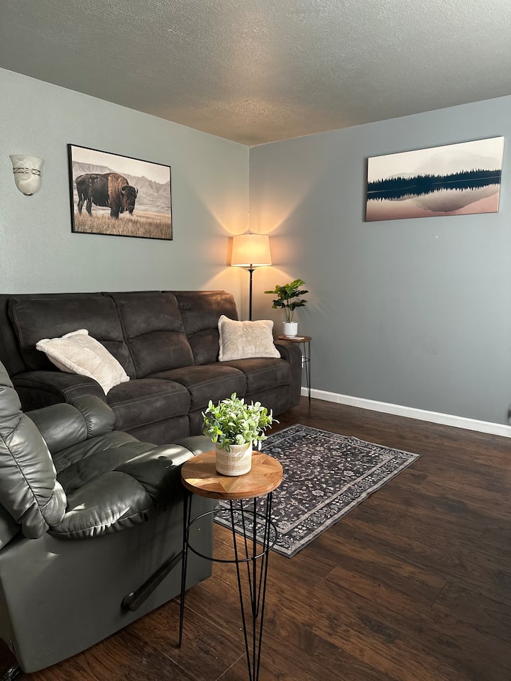 Cozy Crash Pad - Family & Pet Friendly - Great Falls, MT