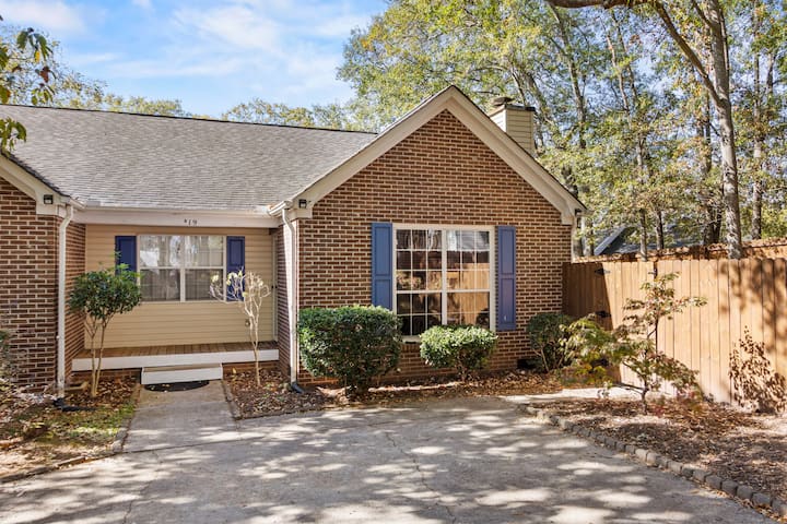 Greenville 2br Townhome W/ Fenced Yard & Fireplace - Greenville, SC