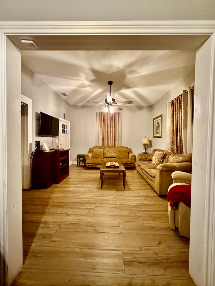 Cozy Two Bedroom Cottage Centrally Located. - Wichita Falls, TX