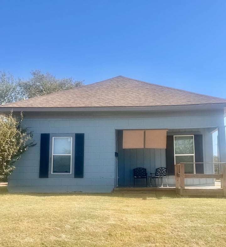Cozy Two Bedroom Cottage Centrally Located. - Wichita Falls, TX