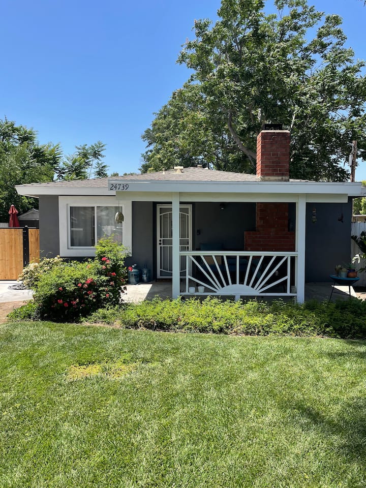 Charming 2-bedroom Retreat Near Main Street - Santa Clarita, CA