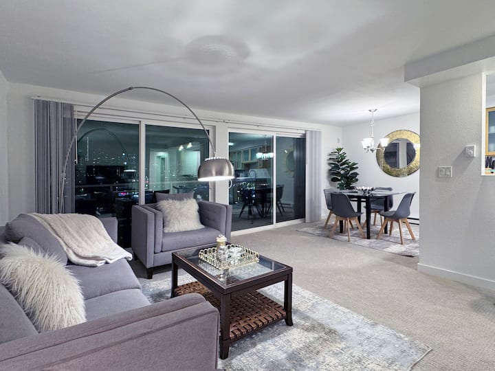 Downtown Bellevue 2-bedroom View Condo - Bellevue, WA