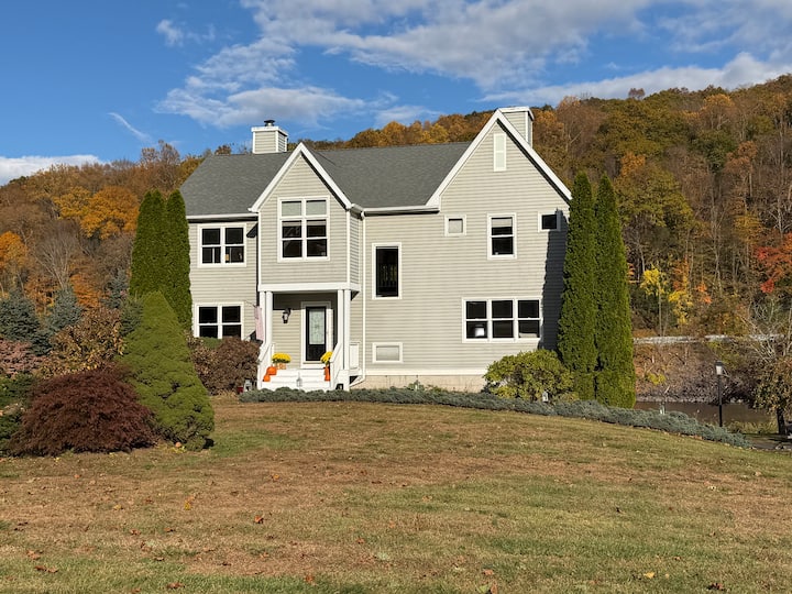 Luxurious Lakefront Retreat (Sleeps 11) - Newtown, CT