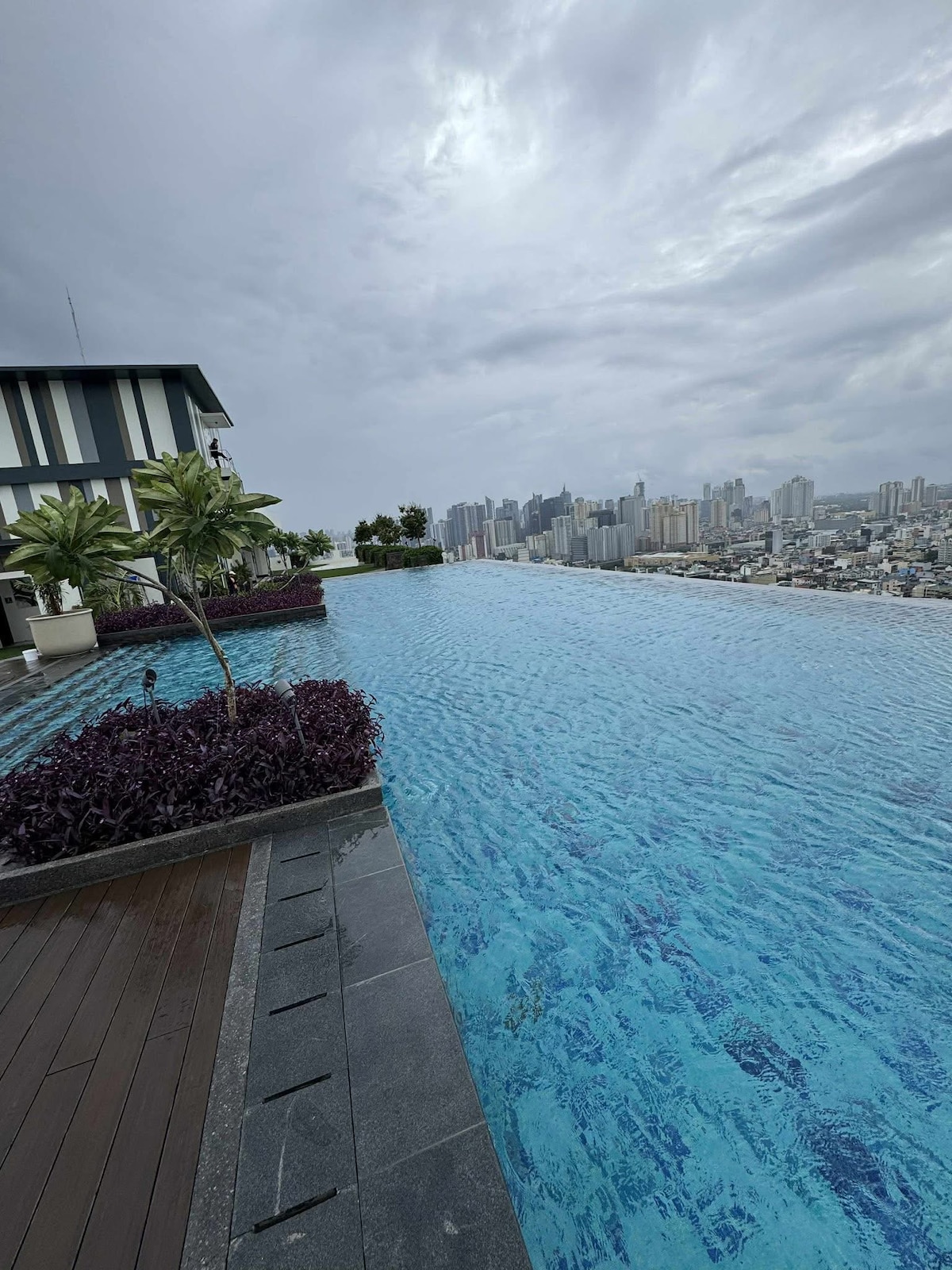 Spacious Modern Studio at The Camden Place Manila - Bed and breakfasts ...