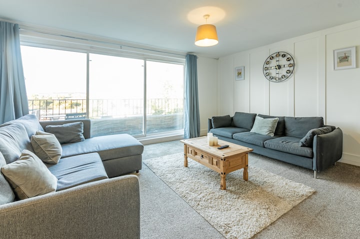 Large 4 Bedroom Home | Stunning Views | Contractor - Basildon