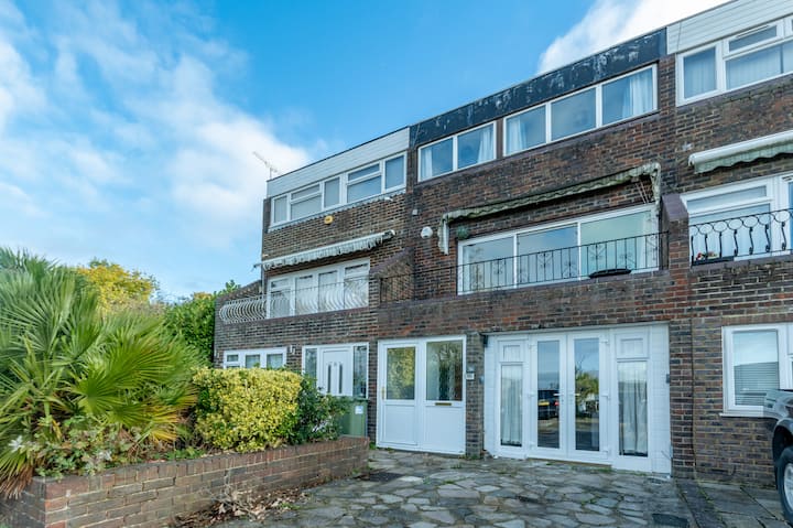 Large 4 Bedroom Home | Stunning Views | Contractor - Basildon