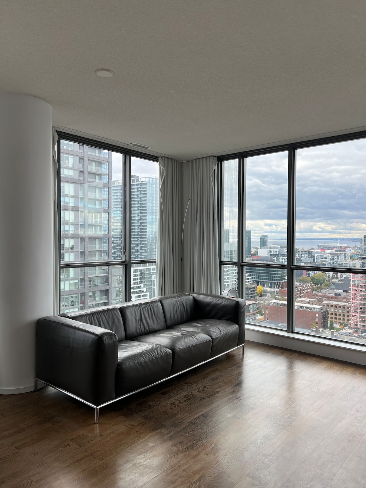 270° Panoramic Views! Luxury DT Corner Condo - Condominiums for Rent in ...
