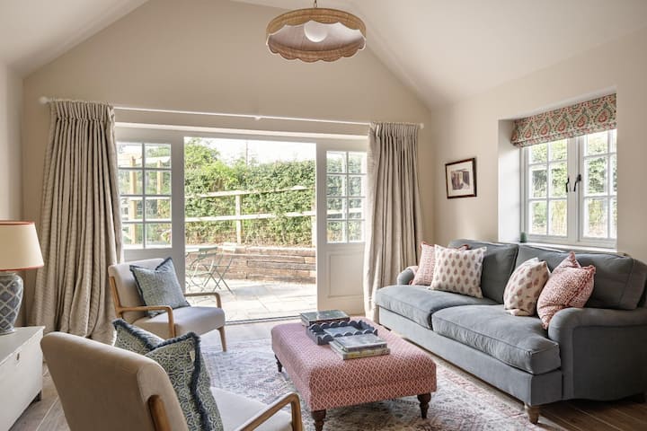 Charming And Stylish Cottage - Highclere