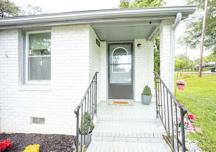 One Bedroom With Queen Size Bed, At A-guest House - Acworth, GA