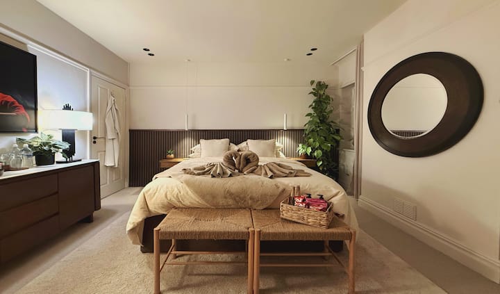 High Tree - King Room | Near Az, Rail & Peaks - Macclesfield