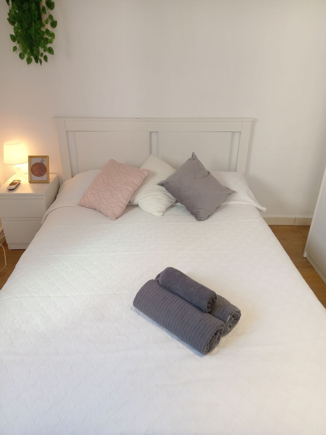 Room in shared home with window + aircon - Airbnb