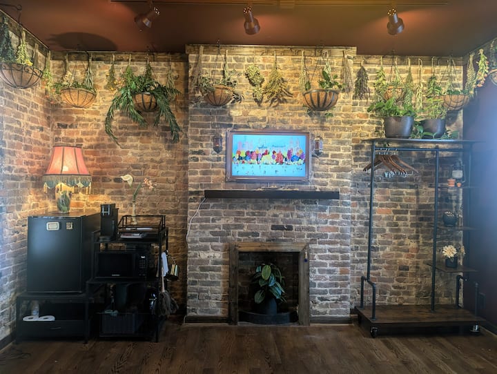 Witchy Boutique Studio In 1890s Saloon Downtown - Lexington, KY