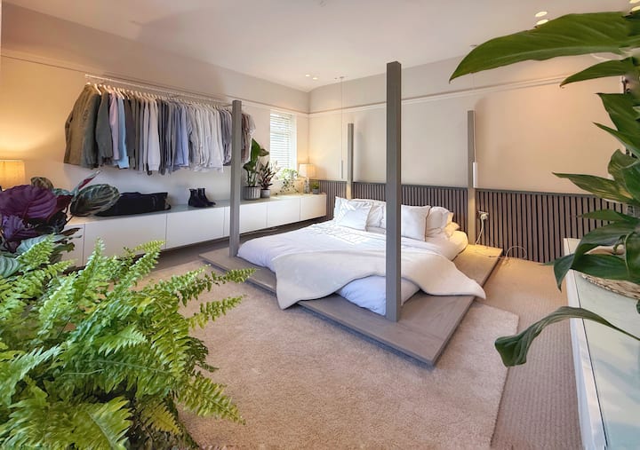 High Tree - Stylish Detached Home - Macclesfield, UK