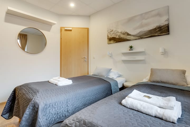 Flyers Airport Hotel Double Bed W/private Bathroom - Islande