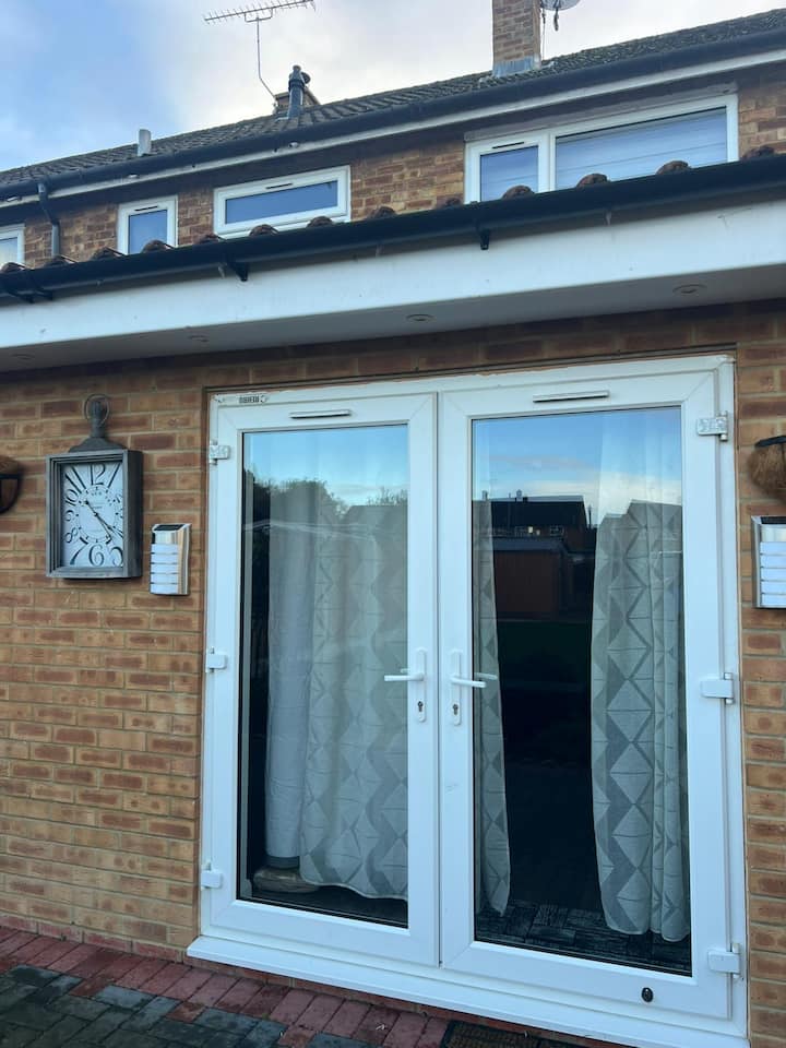 Charming Aldershot Home • Ample Free Parking - Farnham