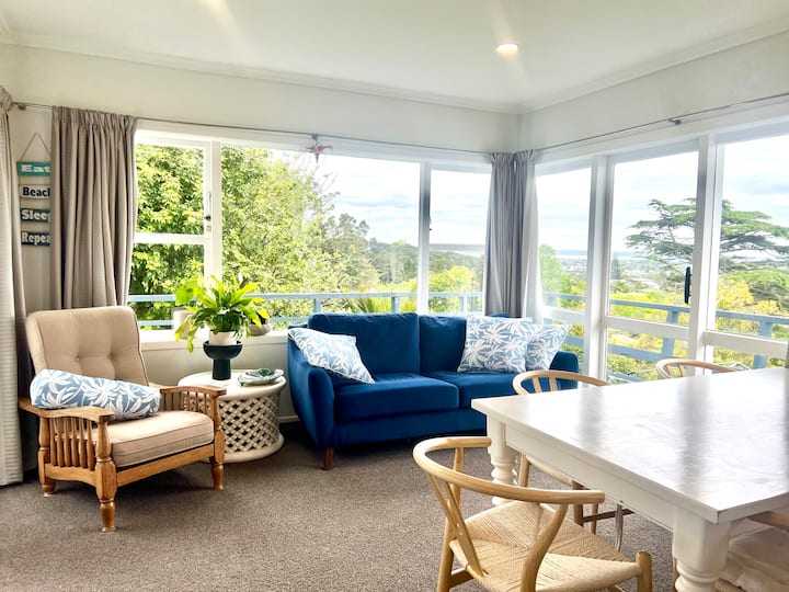 Auckland Retreat With Harbour Views In Titirangi - Auckland