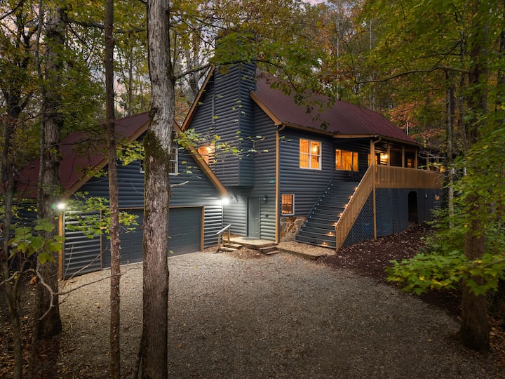 6br Riverside Retreat | Hot Tub Sauna Game Room - United States