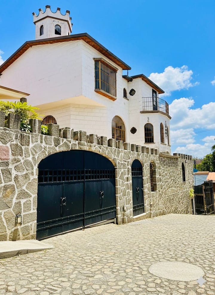 Casa Con Estilo Medieval - Cuernavaca