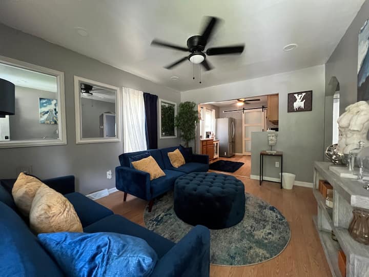 Luxe Detroit Getaway - Roseville, MI