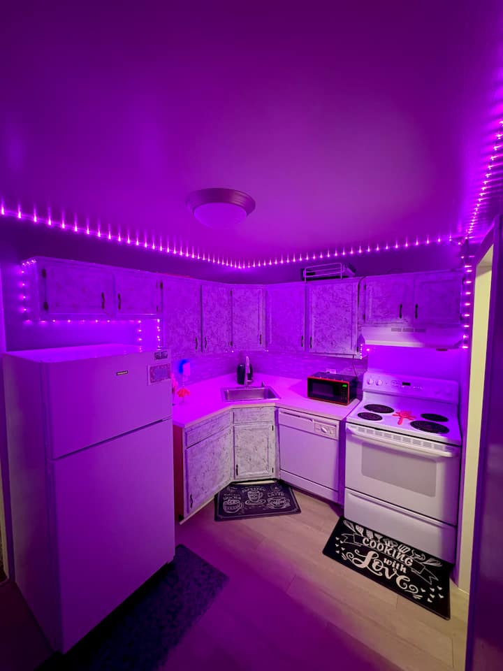 A Chill Home In Southfield - UCI, Farmington Hills