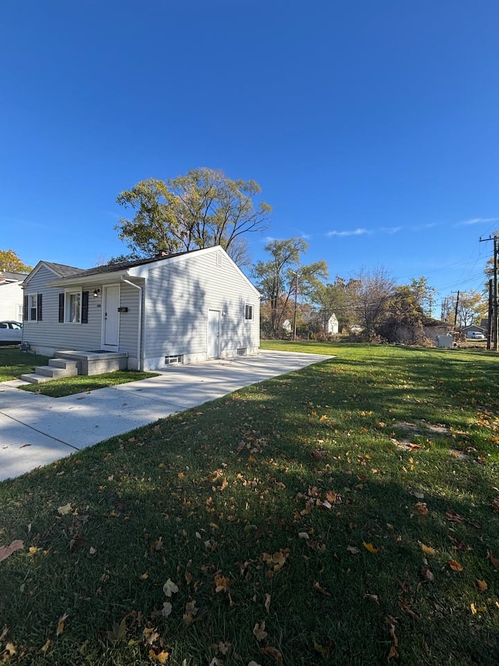 Cozy Home Near Dearborn - Dearborn, MI