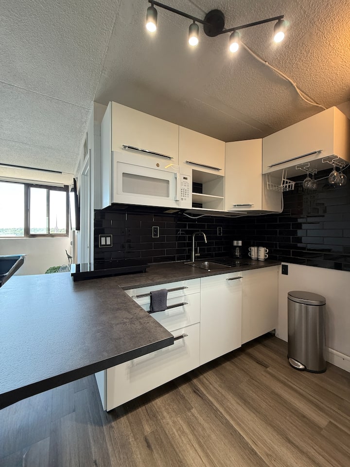 Modhome With Lux Bath + Reserved Parking - Stamford, CT