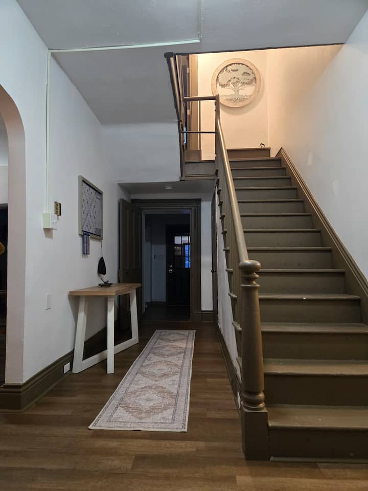 Railside Inn - Vintage Home Built In 1900 - Pittsburgh Renaissance Festival