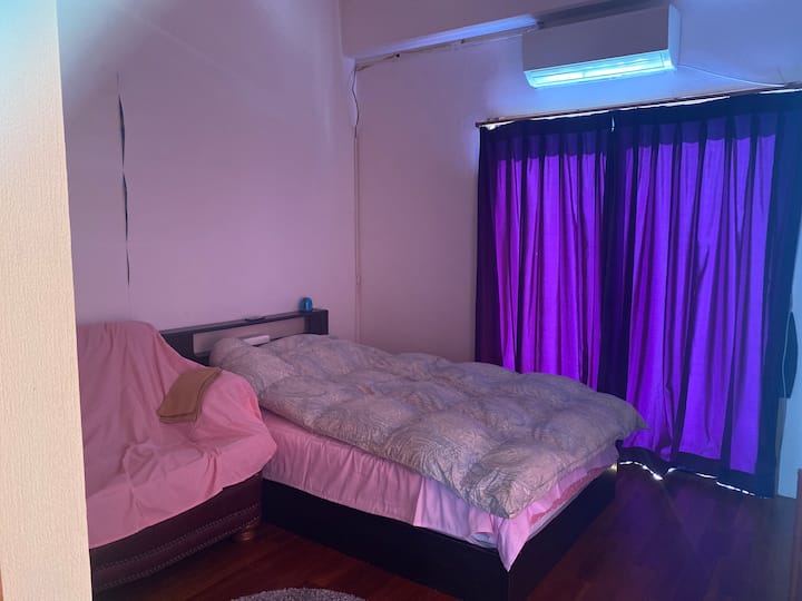 今まで娘ひとりが住んでいた二世帯住宅です。部屋は広いです。キッチンも広くで調理も可能です。 - Okinawa