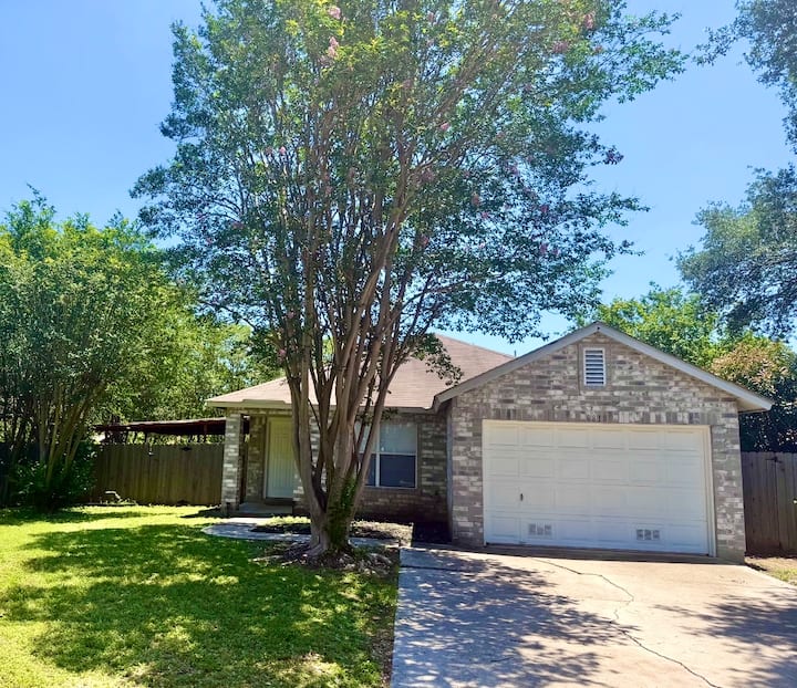 Cozy House For 8 With Big Backyard & Porch - Universal City, TX