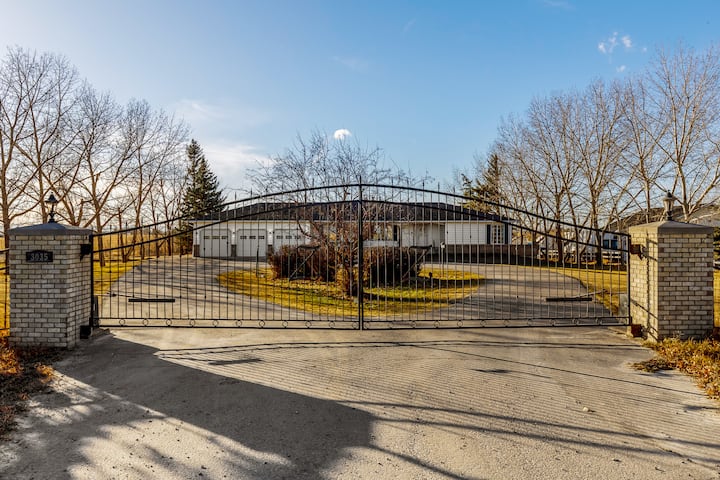 Acreage | 3 King Beds + Ensuites | Fireplace | Ac - Calgary