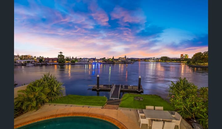 Surfers Paradise Chevron Island *Waterfront* Home - Surfers Paradise