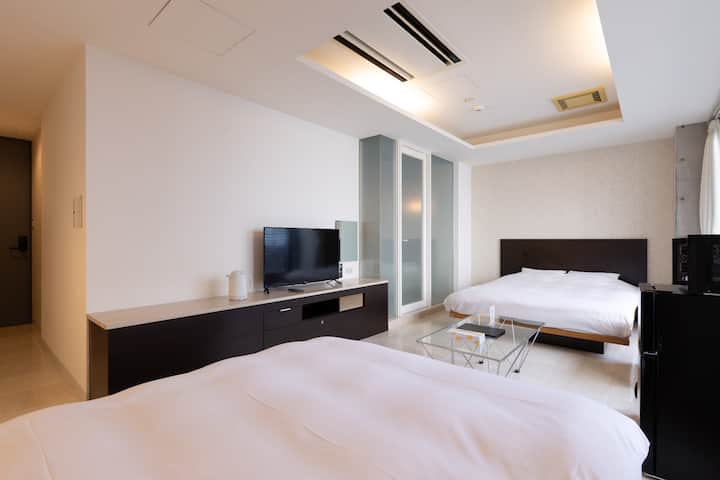 Huntelia Matsuyamaで贅沢ステイ｜クイーンベッド2台・4名ok・電停徒歩5分 - Matsuyama