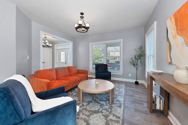 Modern & Spacious | Pooltable I Parking I Backyard - Dayton, OH
