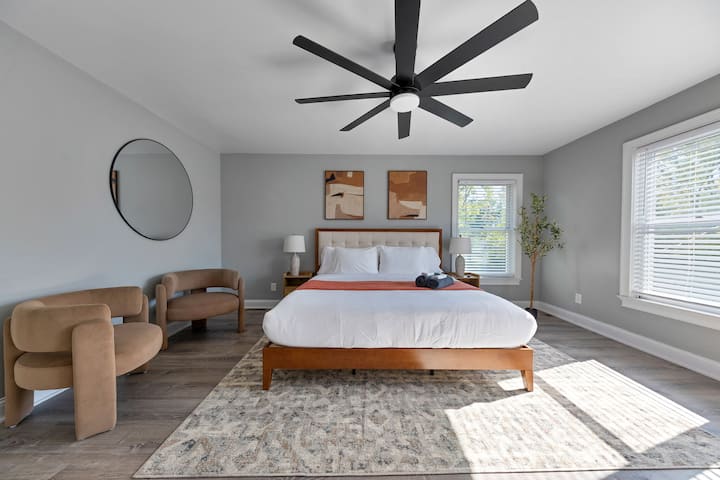 Modern & Spacious | Pooltable I Parking I Backyard - Dayton, OH