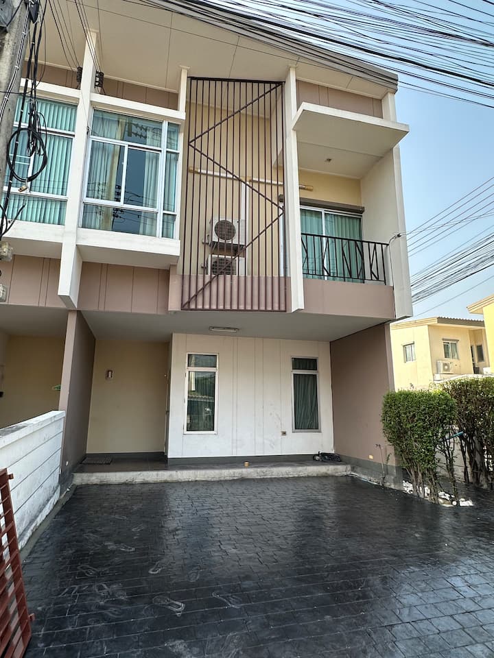 Peaceful Living. Great Supports From The Host - Pathum Thani