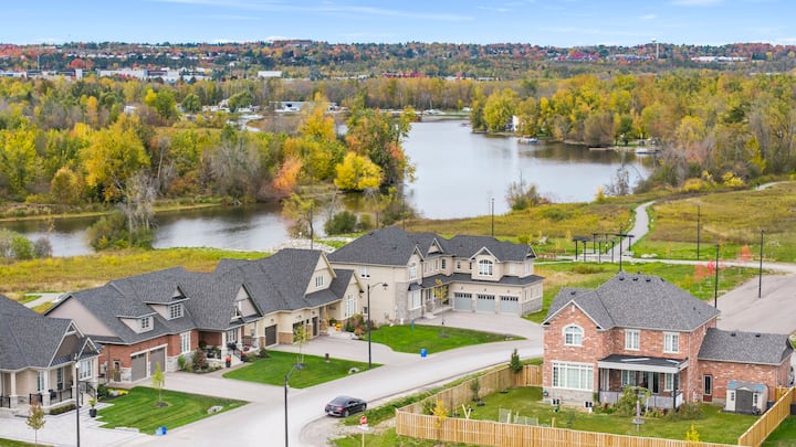 Sea World: A River-bend Estate, Modern 7b/4.5b! - Peterborough