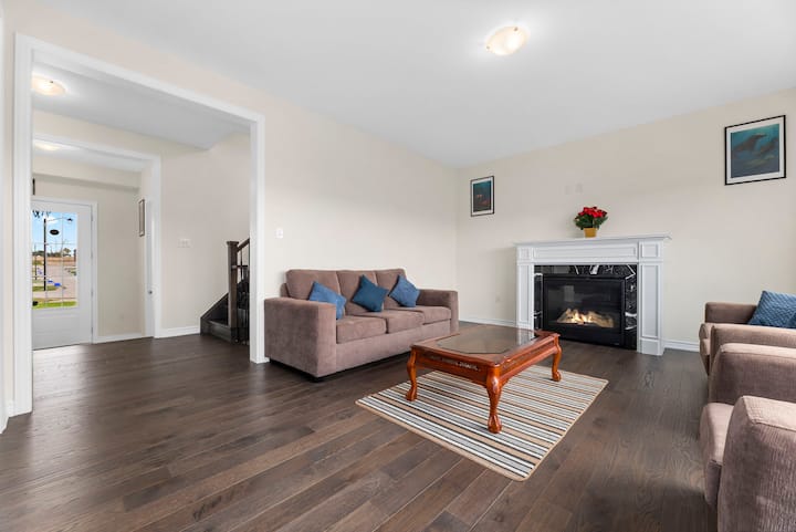 Sea World: Spacious Modern 7b/4.5b Estate House! - Peterborough, ON, Canadà